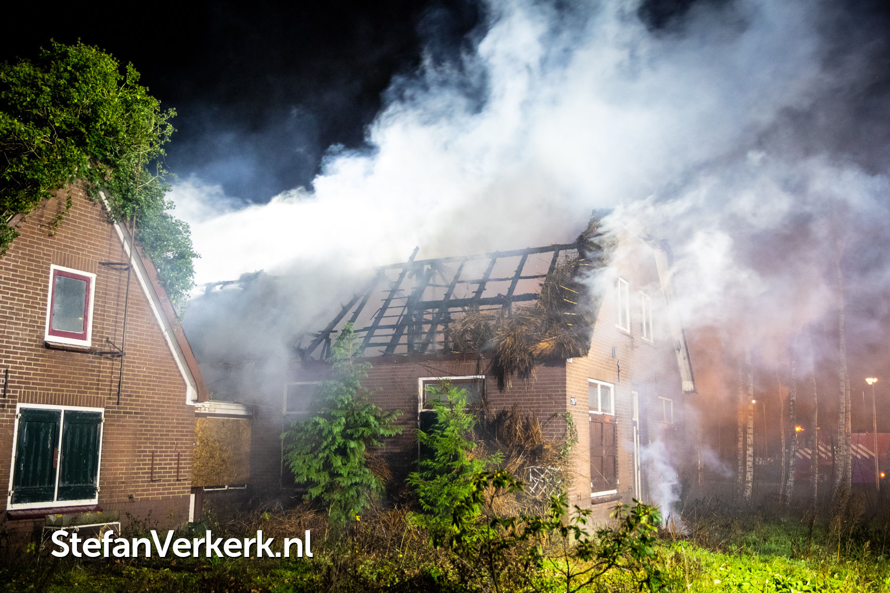 Leegstaande rietgedekte woning uitgebrand Hoofdstraat Epe - Nieuws - Stefan Verkerk Fotografie ...